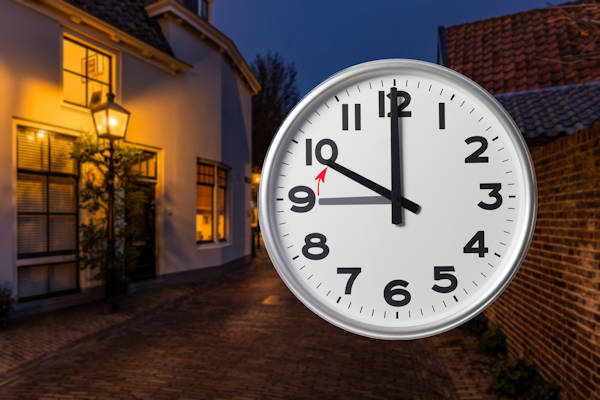 Zomertijd gaat in: avondklok gaat een uurtje vooruit