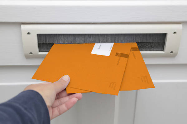 Belastingdienst wil angst voor blauwe enveloppen weghalen