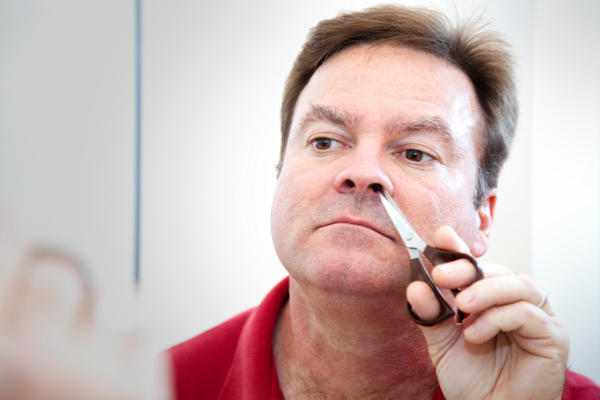 Wetenschapper: "Mannen, stop met het knippen van uw neushaar!"