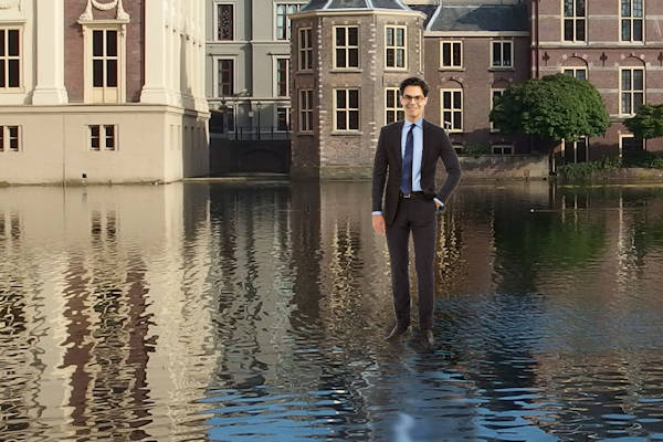 BIZAR: Verwarde man wandelt over vijver