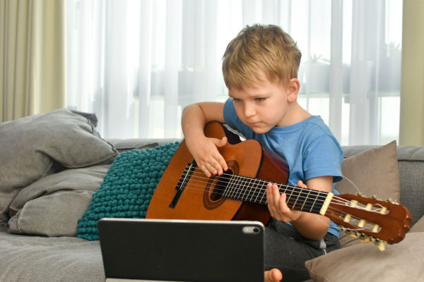 Singer-songwriter Kevin (21) toegevoegd aan line-up Pinkpop 2035